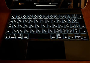 ② バックライト搭載で暗い場所でもキー入力可能